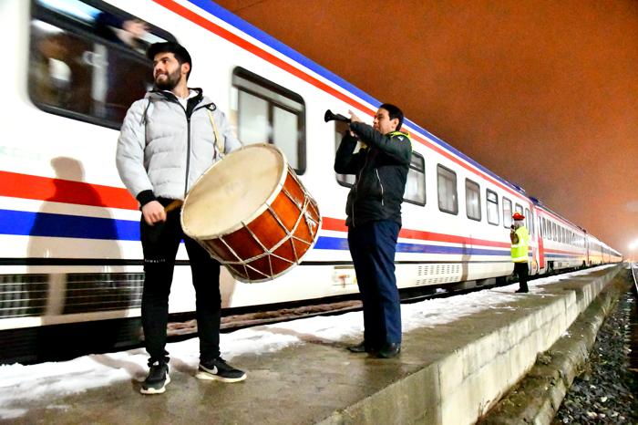 Turistik Doğu Ekspresi, son durak olan Kars'ta coşkuyla karşılandı Turistik Doğu Ekspresi, son durak olan Kars'ta coşkuyla karşılandı