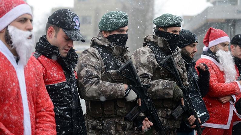 Bakan Ali Yerlikaya yılbaşı tedbirlerini açıkladı: 200 bin personel görevde Bakan Ali Yerlikaya yılbaşı tedbirlerini açıkladı: 200 bin personel görevde