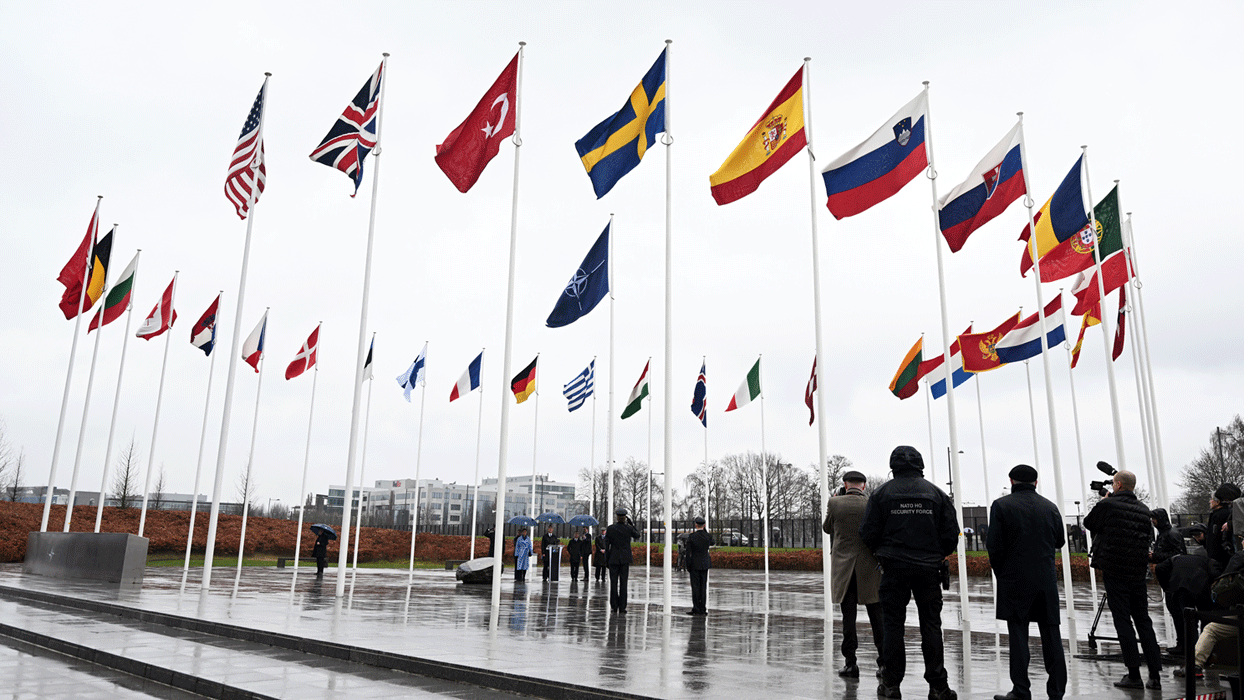 NATO'nun 32. üyesi: İsveç bayrağı, Türk bayrağının yanında göndere çekildi