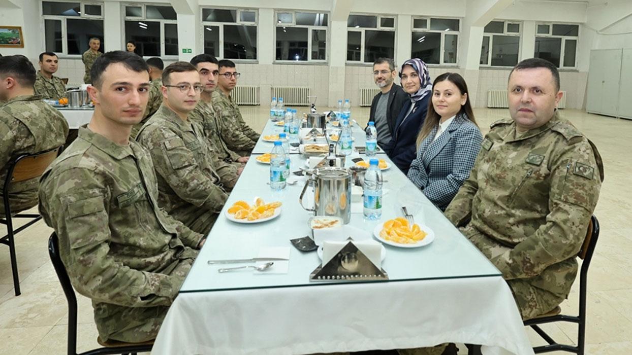 Afyonkarahisar Valisi Kübra Güran Yiğitbaşı Mehmetçikle iftar yaptı