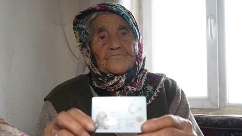 Türkiye'nin en yaşlı seçmeni 117 yaşındaki Arzu nine oyunu kullandı Türkiye'nin en yaşlı seçmeni 117 yaşındaki Arzu nine oyunu kullandı
