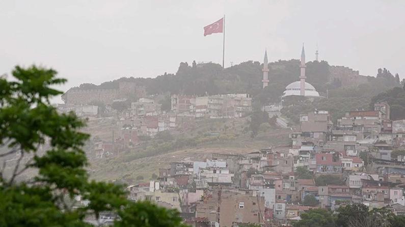 Kuzey Afrika kaynaklı toz taşınımı birçok kentte etkisini sürdürüyor Kuzey Afrika kaynaklı toz taşınımı birçok kentte etkisini sürdürüyor