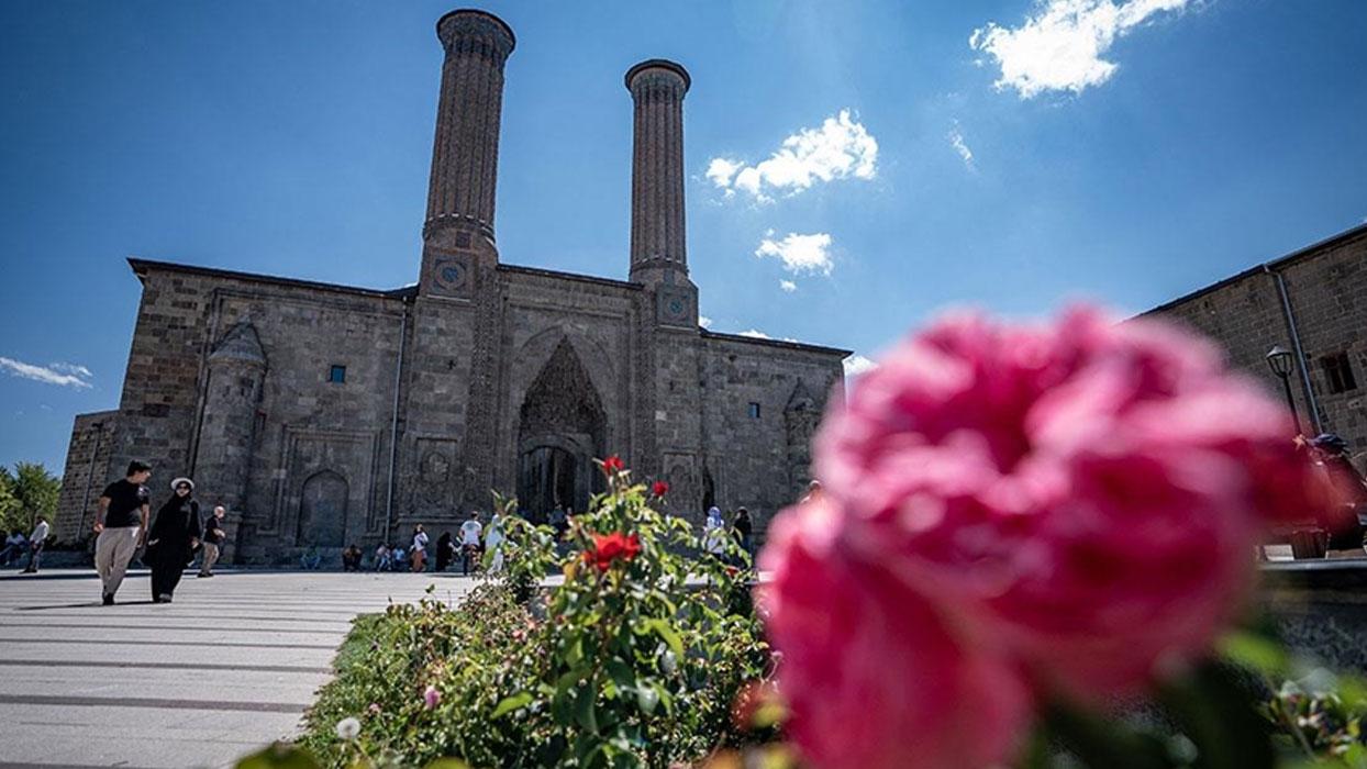 Çifte Minareli Medrese yapısı ve sergilenen eserlerle ziyaretçilerin ...